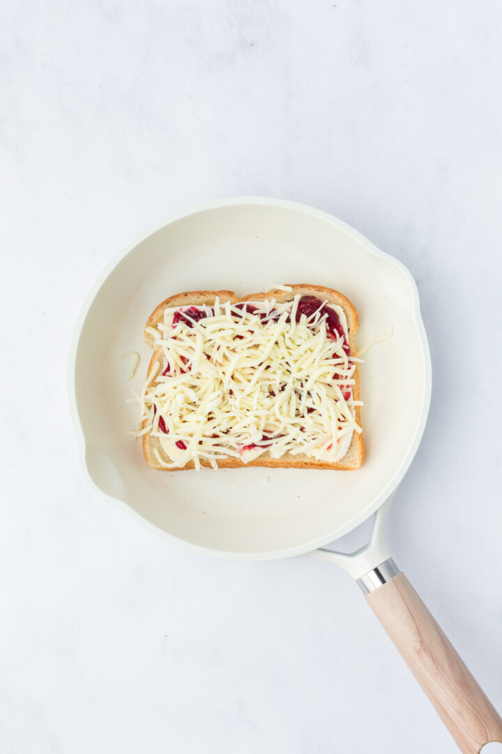 Easy Brie Grilled Cheese Recipe (Crispy, Creamy & Delicious) - Kitchen ...