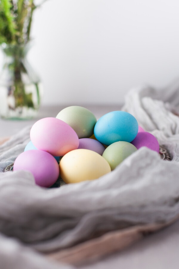 How to Dye Easter Eggs with Food Coloring - Kitchen Divas